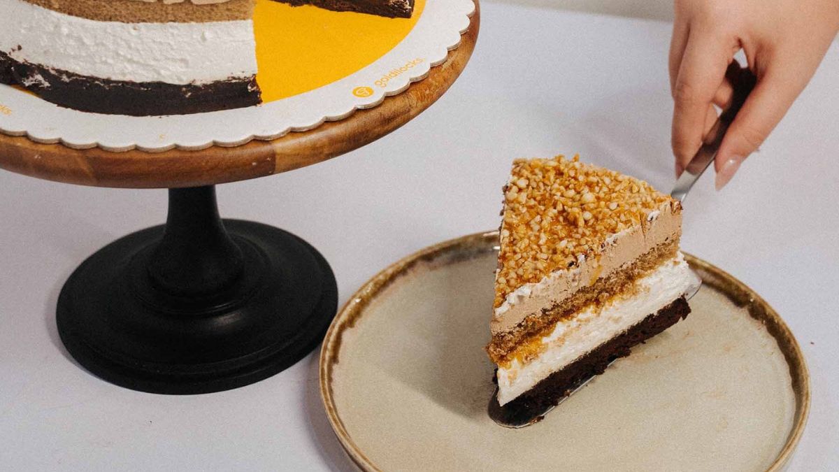 We Tried Goldilocks' Bestselling Crunchy Coffee-Flavored Cake for ...