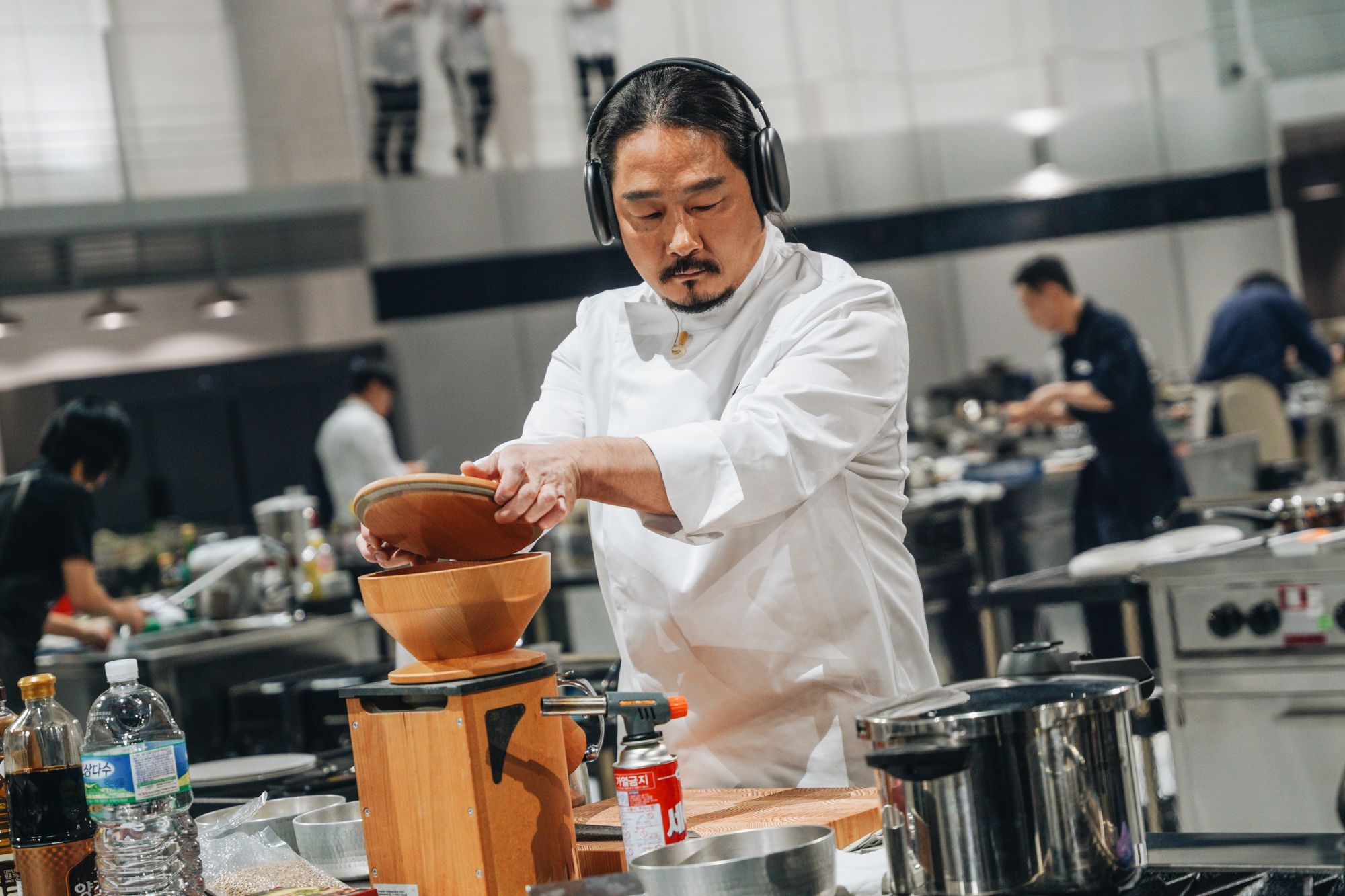 Why "Culinary Class Wars" Chef Kim Do Yun Keeps His Eyes Partially Closed