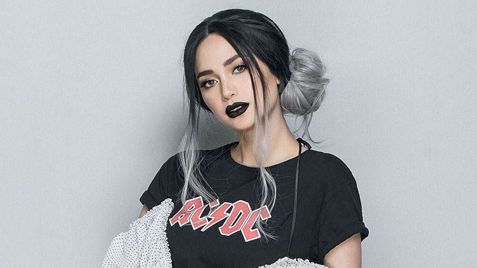 5 Tricks to Keep Your Bun From Falling, According to a Hairstylist ...