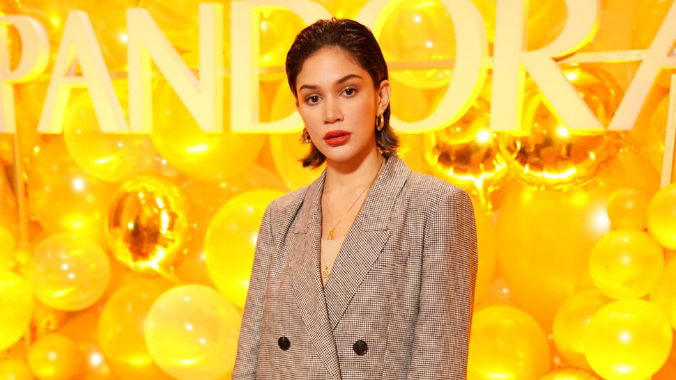 Our Fave Gold-Accented Looks From Pandora's Do Shine Bright Event ...